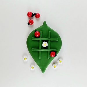 Plant Lover Leaf Tic Tac Toe Game Set With Adorable Daisies and Ladybug ...