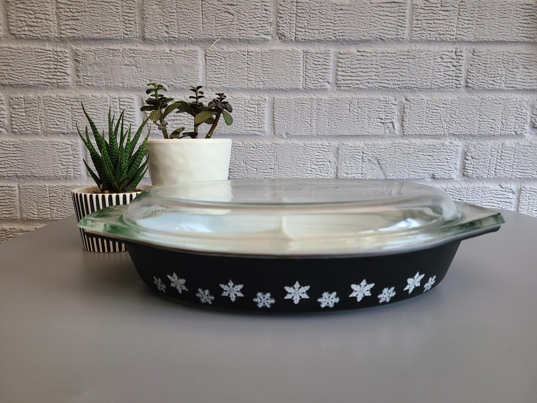 Pyrex Divider Dish in the Black Snowflake Design - Etsy