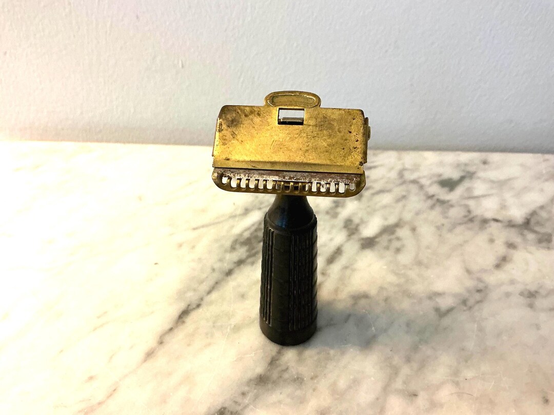 Antique Gem Junior Safety Razor Featuring a Thick Black Bakelite Handle ...