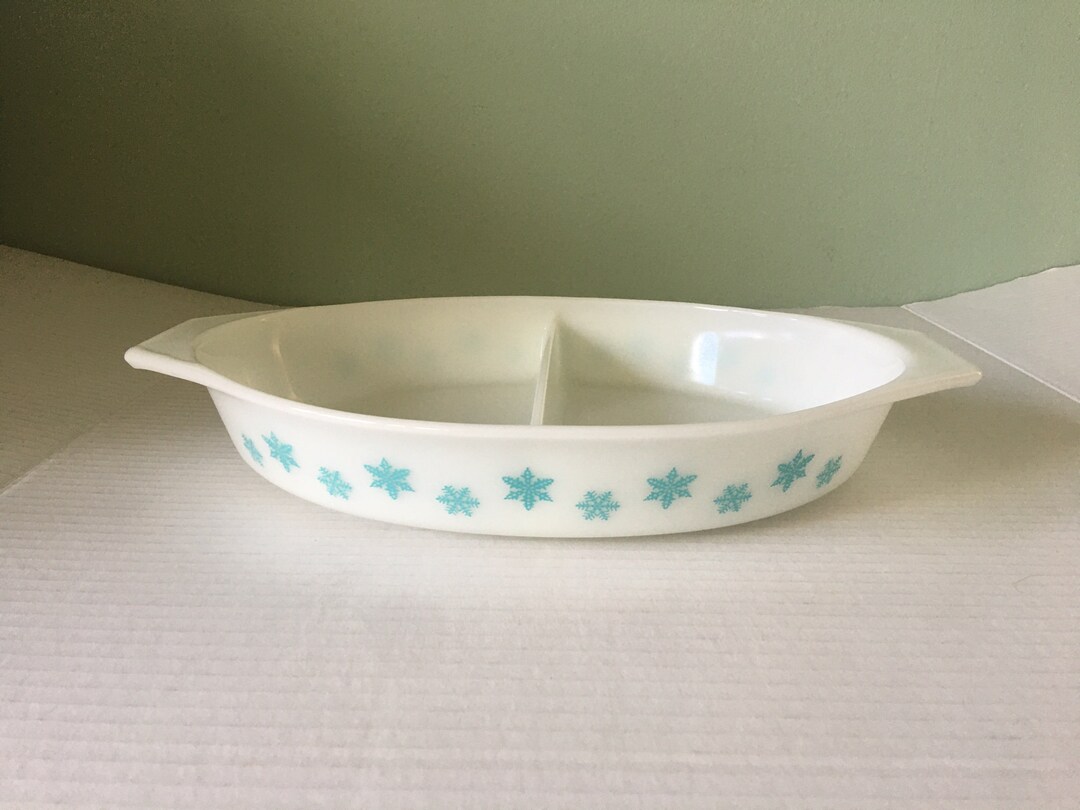 Vintage Pyrex White W/ Blue Snowflakes Divided Casserole Dish 1 1/2 ...