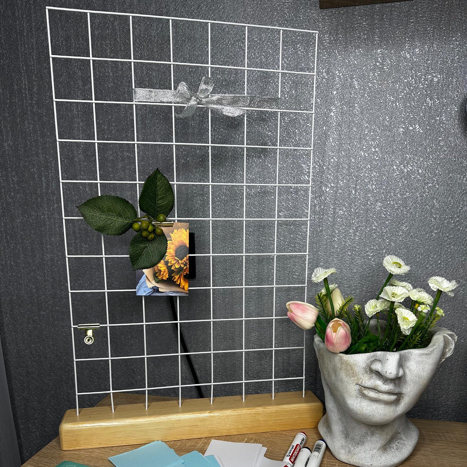 Big Wire Notice Board Organizer, Big Tabletop Photo Hanger, Study Room ...