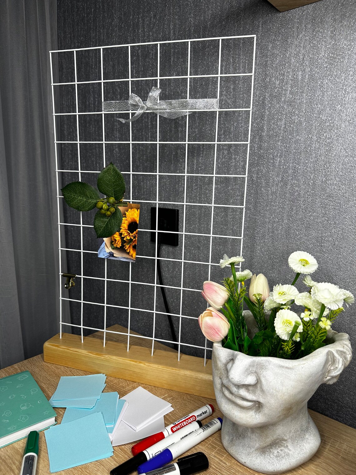 Wire Tabletop Grid in White & Black, Metal Photo Mesh Notice Board With ...