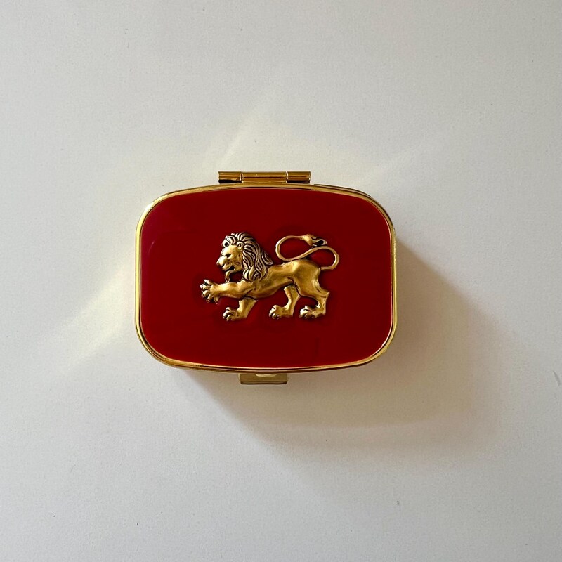 English Lion - Etsy