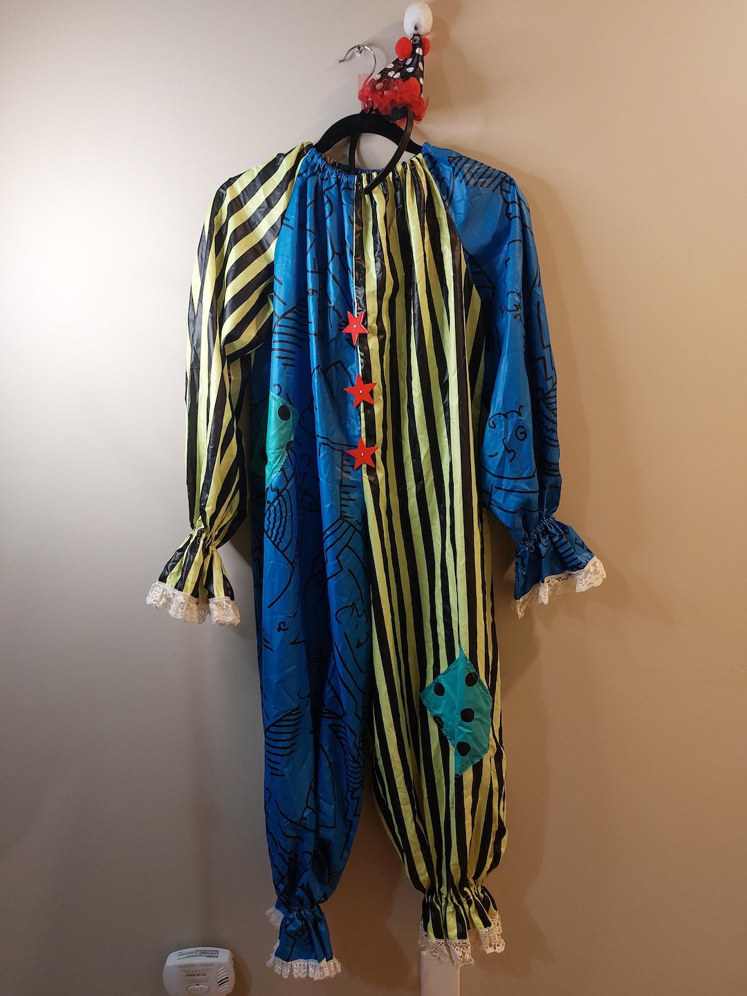 Retro Style Clown Costume With Elegant Laced Wrists and Ankle Cuffs (3 ...