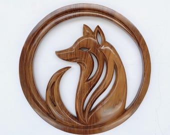 Lobo tallado a mano en teca: Decoración rústica inspirada en la ...