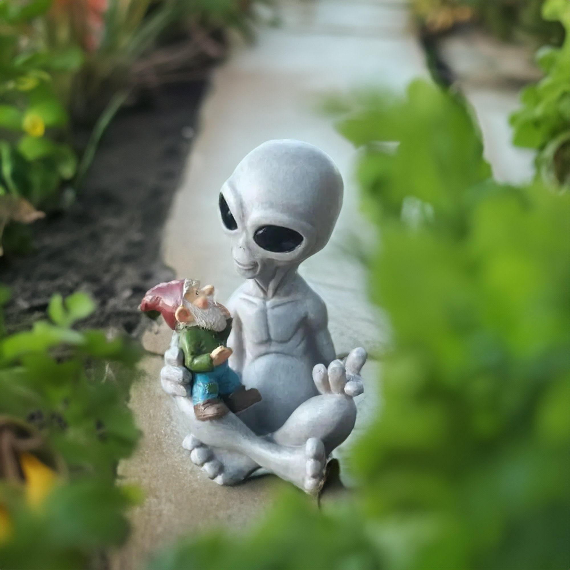 Alien Holding Dwarf Garden Statue, Outdoor Yard Decor, Porch Decor ...