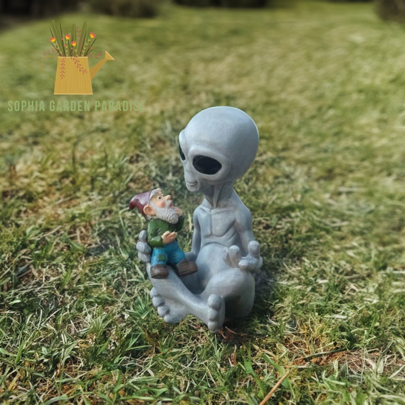 Alien Holding Dwarf Garden Statue, Outdoor Yard Decor, Porch Decor ...