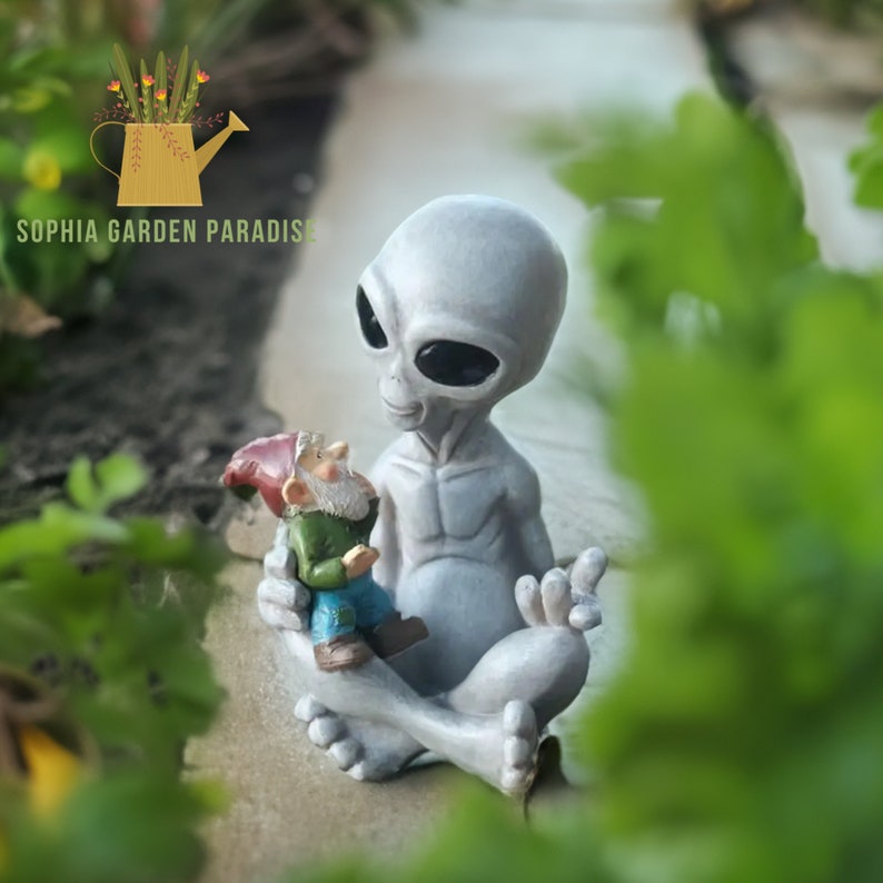 Alien Holding Dwarf Garden Statue, Outdoor Yard Decor, Porch Decor ...
