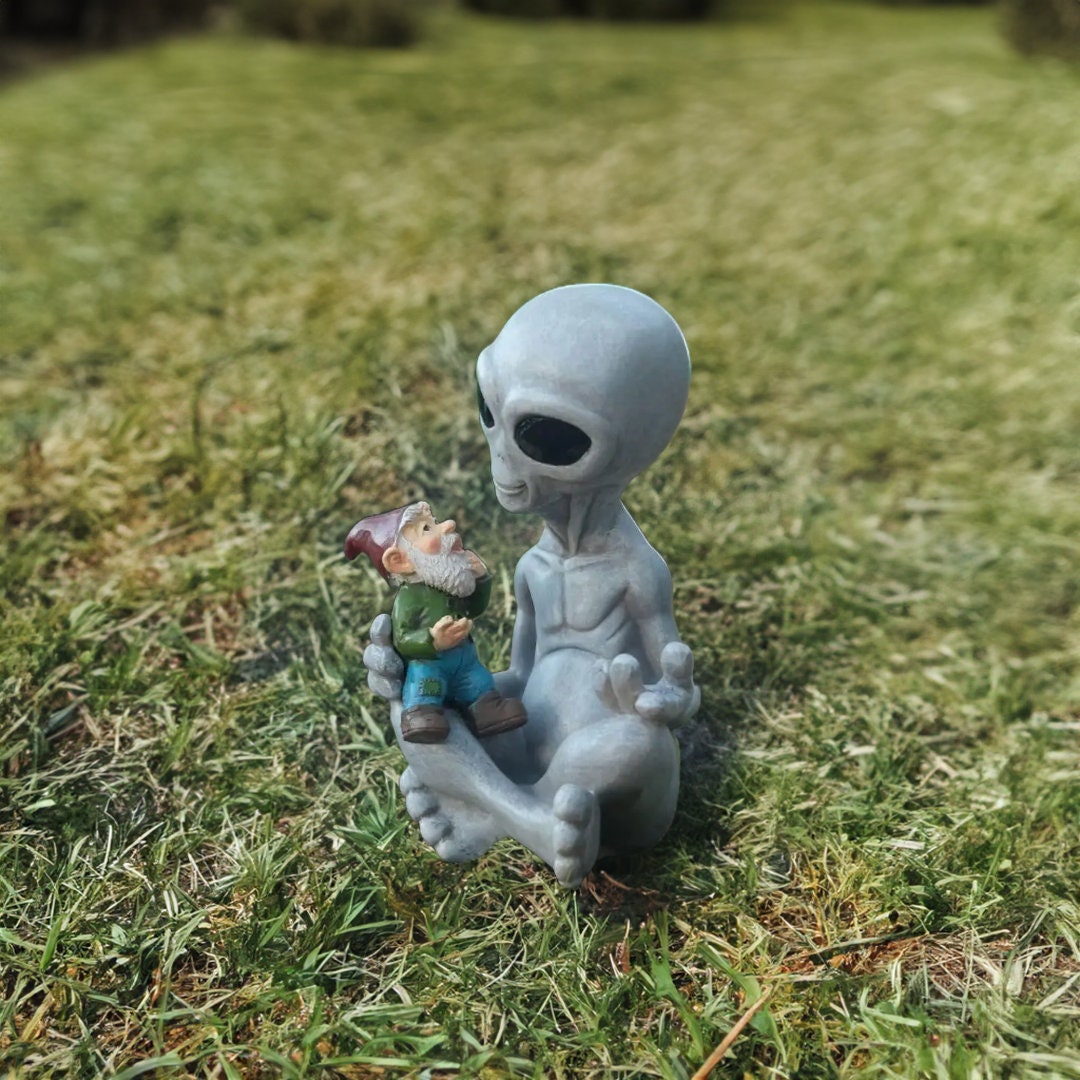 Alien Holding Dwarf Garden Statue, Outdoor Yard Decor, Porch Decor ...
