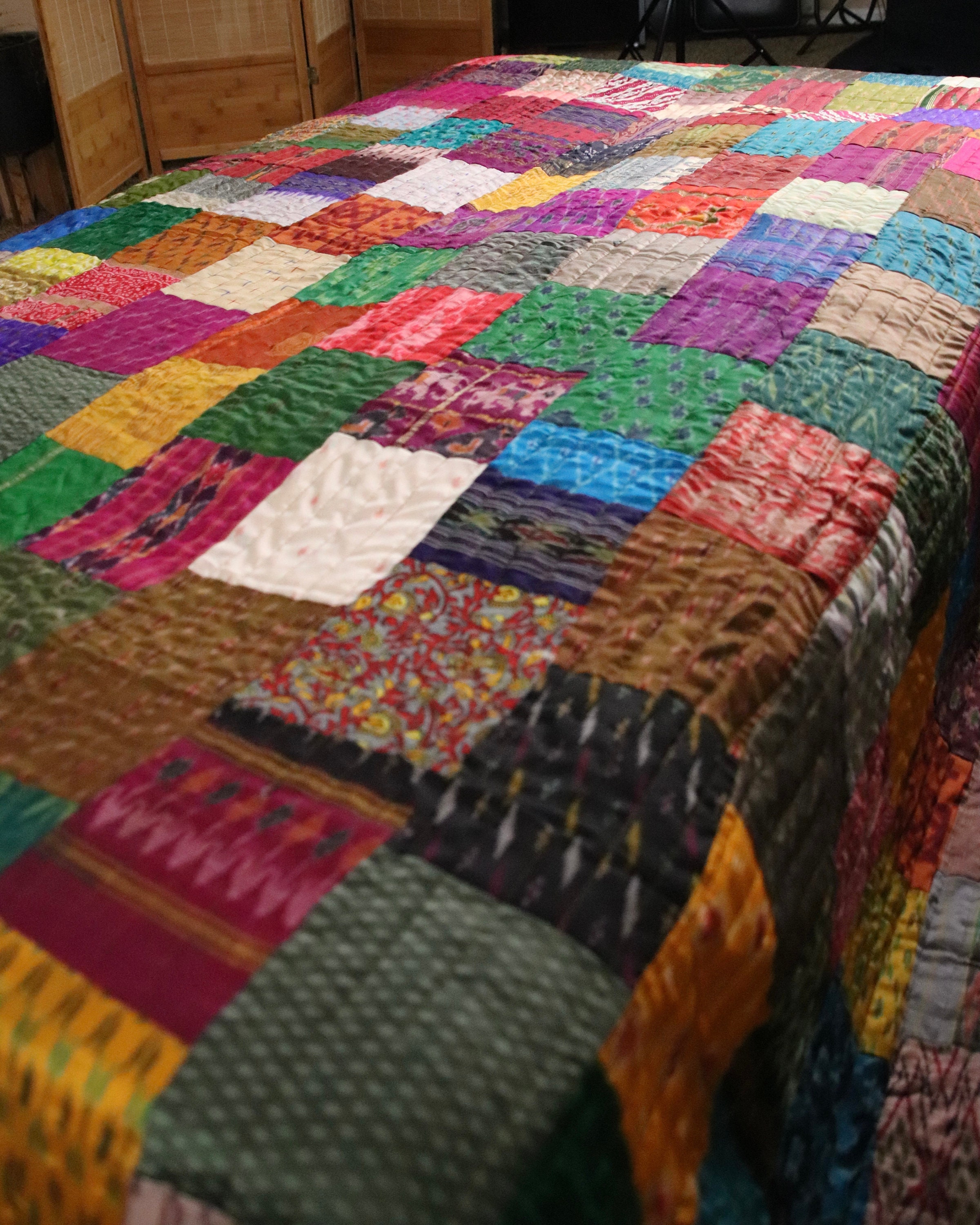 Silk Sari Patchwork Quilt | Soul Sari Sada Design - Etsy