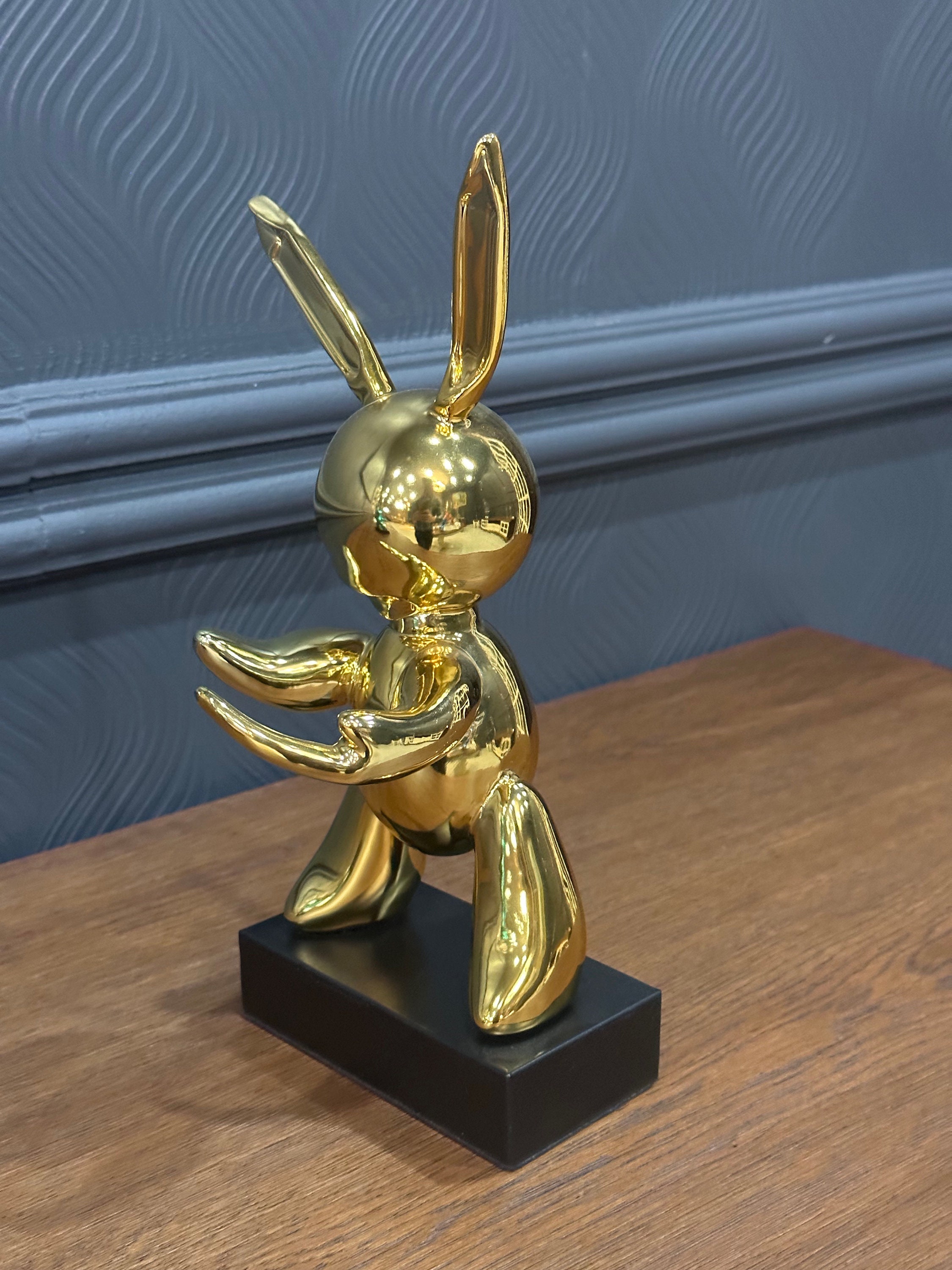 Pop Art Rabbit Sculpture, Shiny Rabbit Statue, Designer Bugs Bunny ...