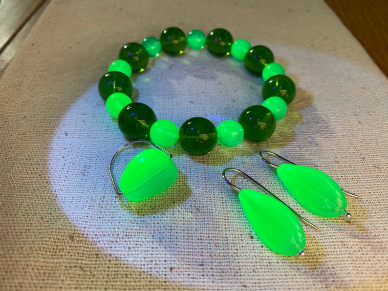 Uranium Glass & Peridot Glass Stretch Bracelet - Blue Green Large UV ...