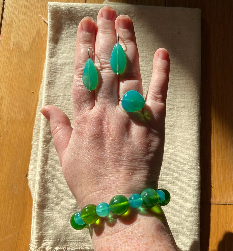 Uranium Glass & Peridot Glass Stretch Bracelet - Blue Green Large UV ...
