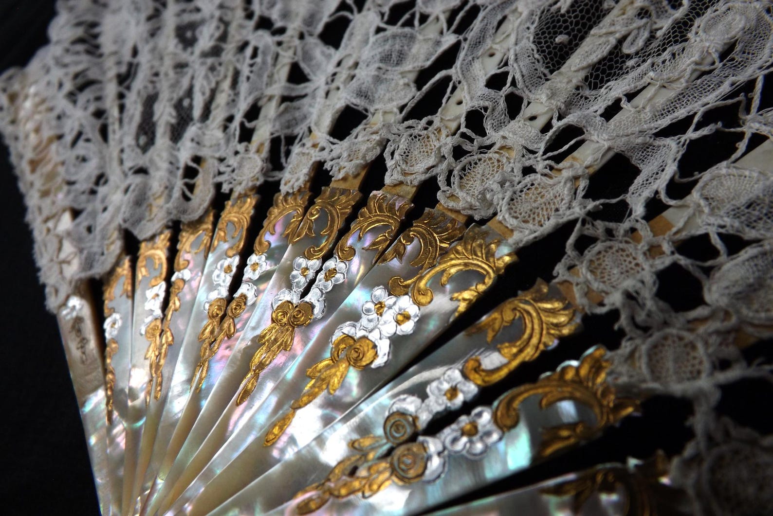Antique Hand Fan Mother of Pearl Monture and Brussels Lace Leaf Circa ...