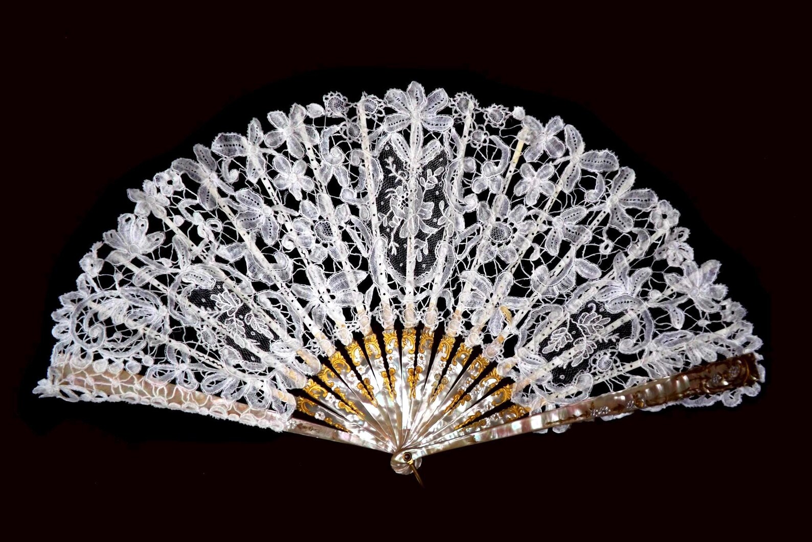 Antique Hand Fan Mother of Pearl Monture and Brussels Lace Leaf Circa ...