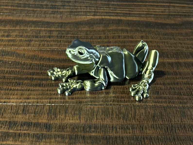 Articulated White's Tree Frog 3D Printed Posable Amphibian Figurine ...