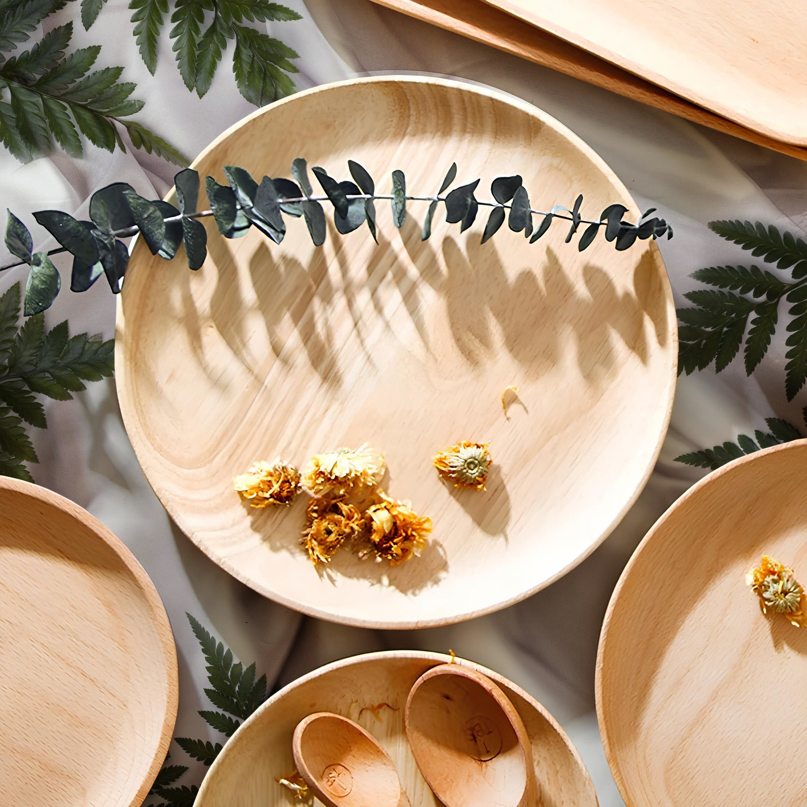 Round Wooden Plate Round Light Colored Wooden Plates Round Rubberwood ...