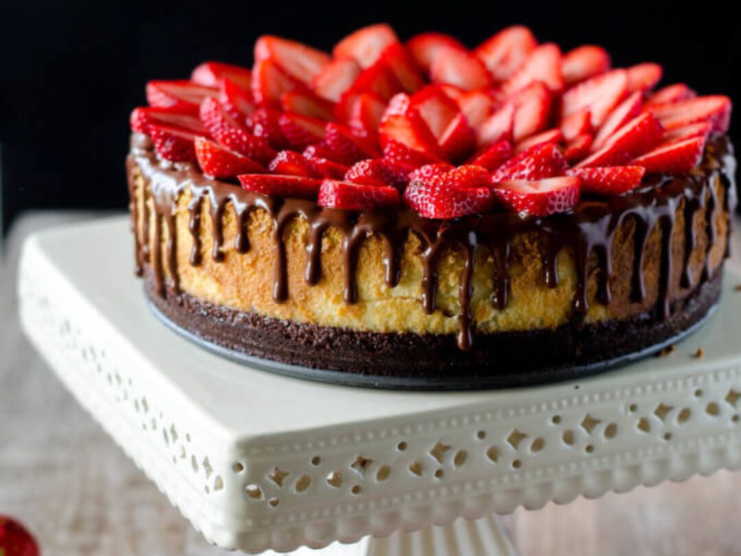 The MOST Luxurious Chocolate Strawberry Swirl Cheesecake – Decadent ...