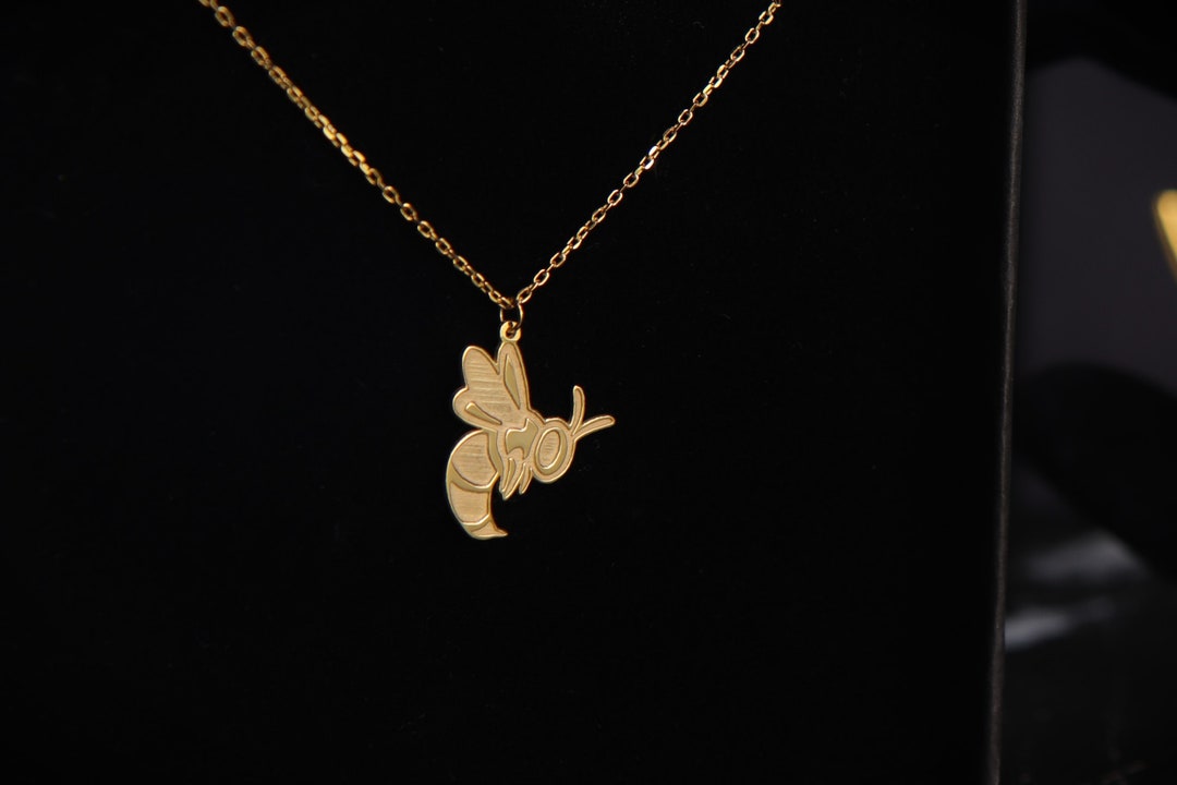 14K Gold Bumblebee Necklace: Dainty Bee Pendant, Elegant Cable Chain - Etsy