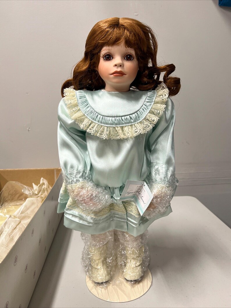 Ashton-drake 17in "cecilia" Porcelain Doll Brown Hair & Eyes NIB With ...
