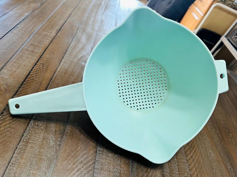Vintage TUPPERWARE Circa 1960's-1970's #1523 Mint Green 2 Qt Colander ...