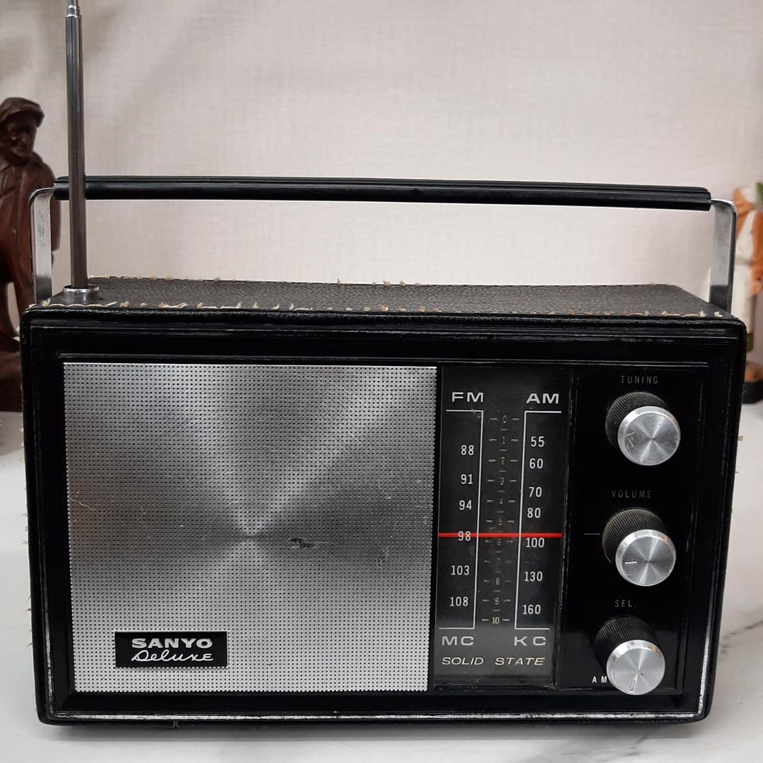 Funky 1972 Sanyo Deluxe Transistor Radio - Etsy