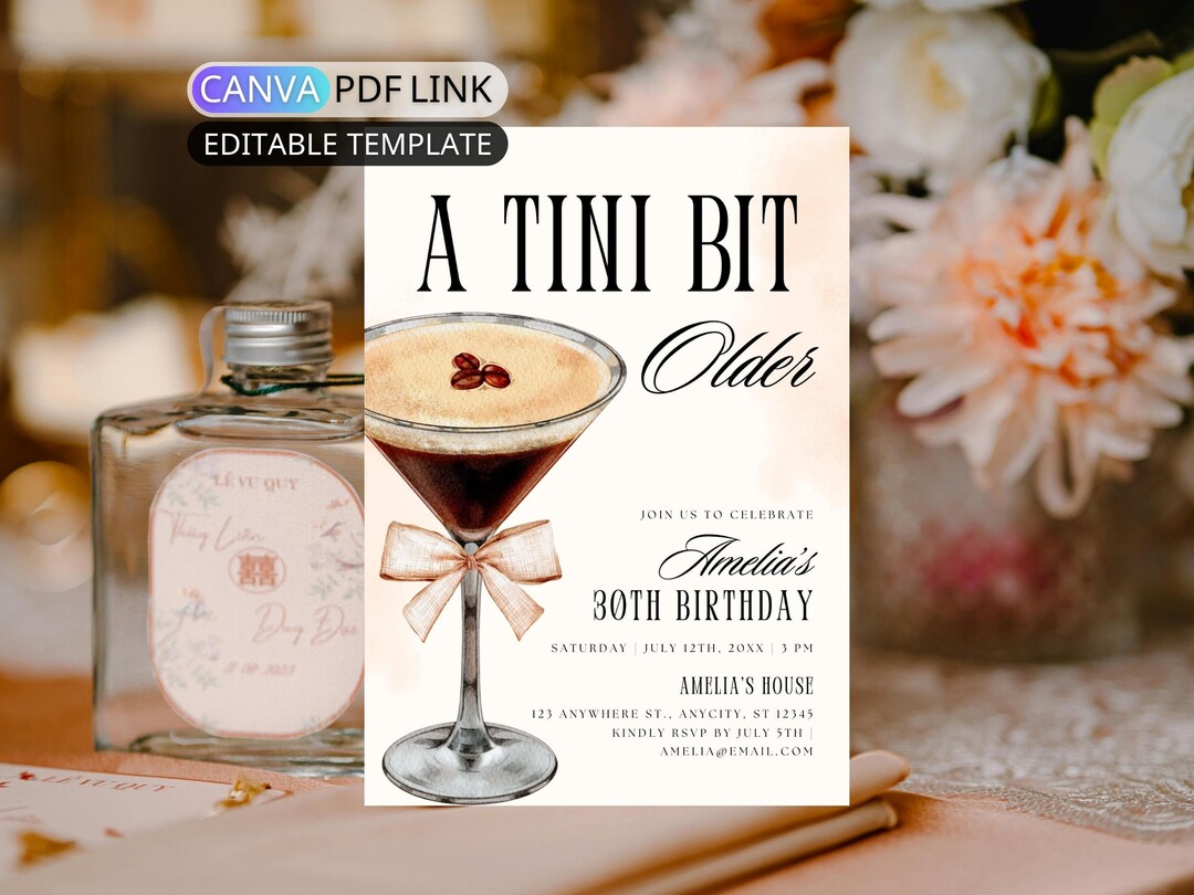 Invitación de cumpleaños "A Tini Bit Older" con espresso martini ...