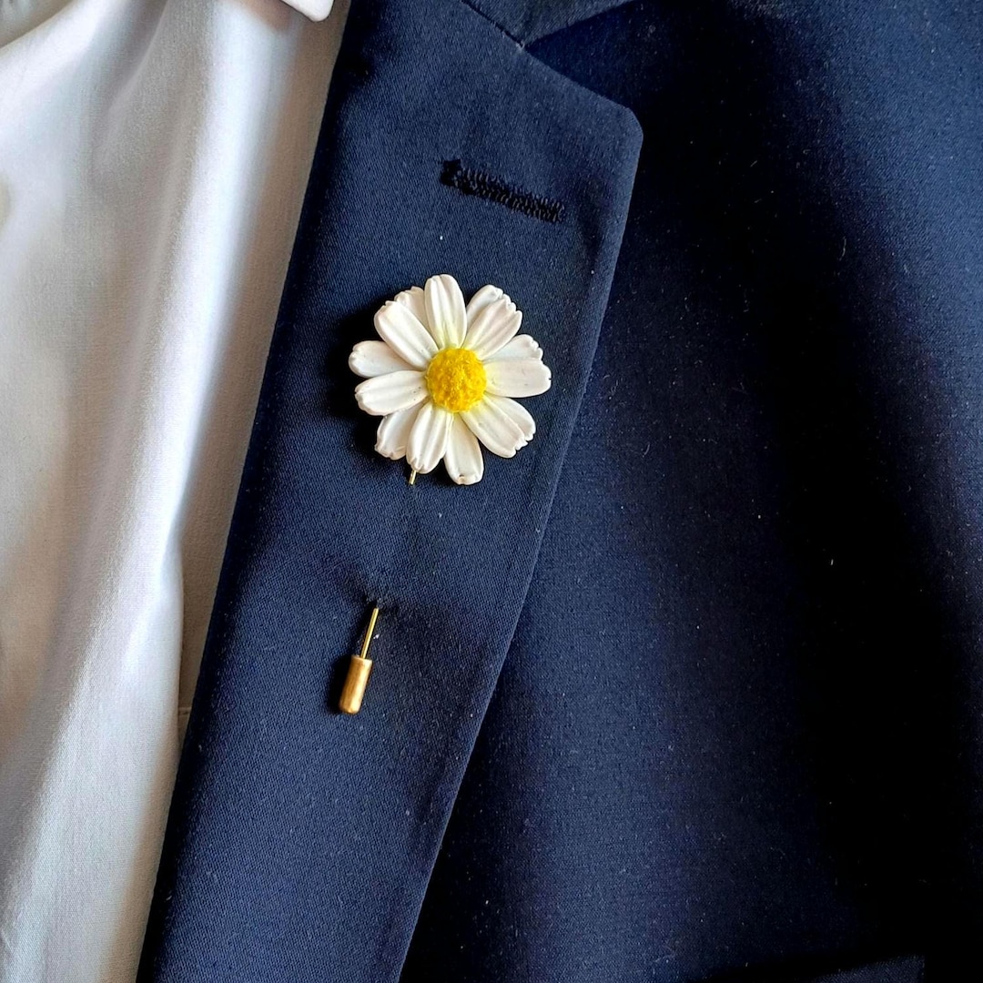 White Daisy Boutonniere Lapel Pin – Wedding Flower Pin for Groom ...
