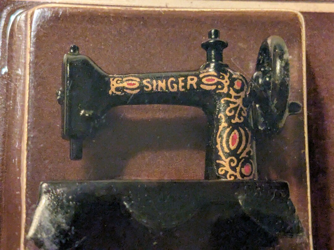 Concord Miniatures Precision Accessory 1/12 Scale 1 1' Singer Portable ...