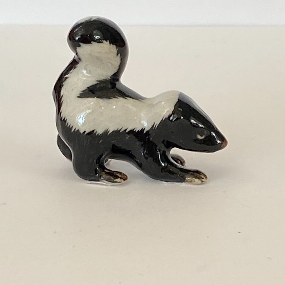 Hand-painted Miniature Skunk Porcelain Figurine – 25092 - Etsy