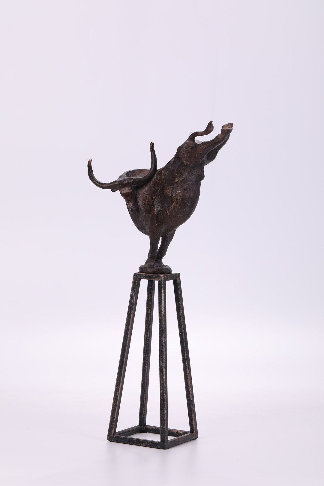 Fashionable Bull Figurine Desk Decor, Creative Office Tabletop Accent ...