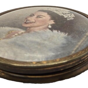 VTG Queen Elizabeth 1955 Powder Compact Issued to Commemorate Her First ...