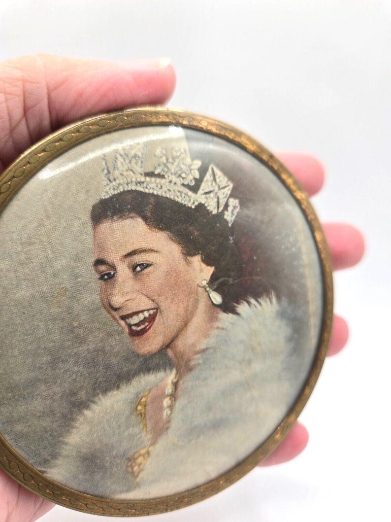 VTG Queen Elizabeth 1955 Powder Compact Issued to Commemorate Her First ...