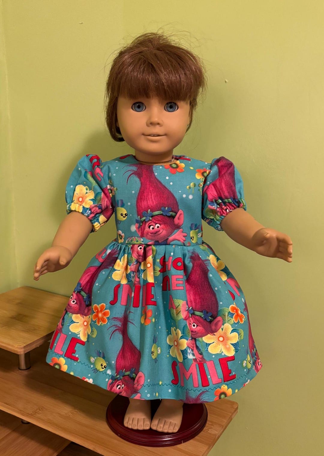 Troll Queen Poppy Leader of the Troll Community Has Bright Pink Hair ...