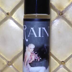 Roll on Perfume Oil - Fresh Linen, Rain, Fresh Snow or Ocean - Etsy