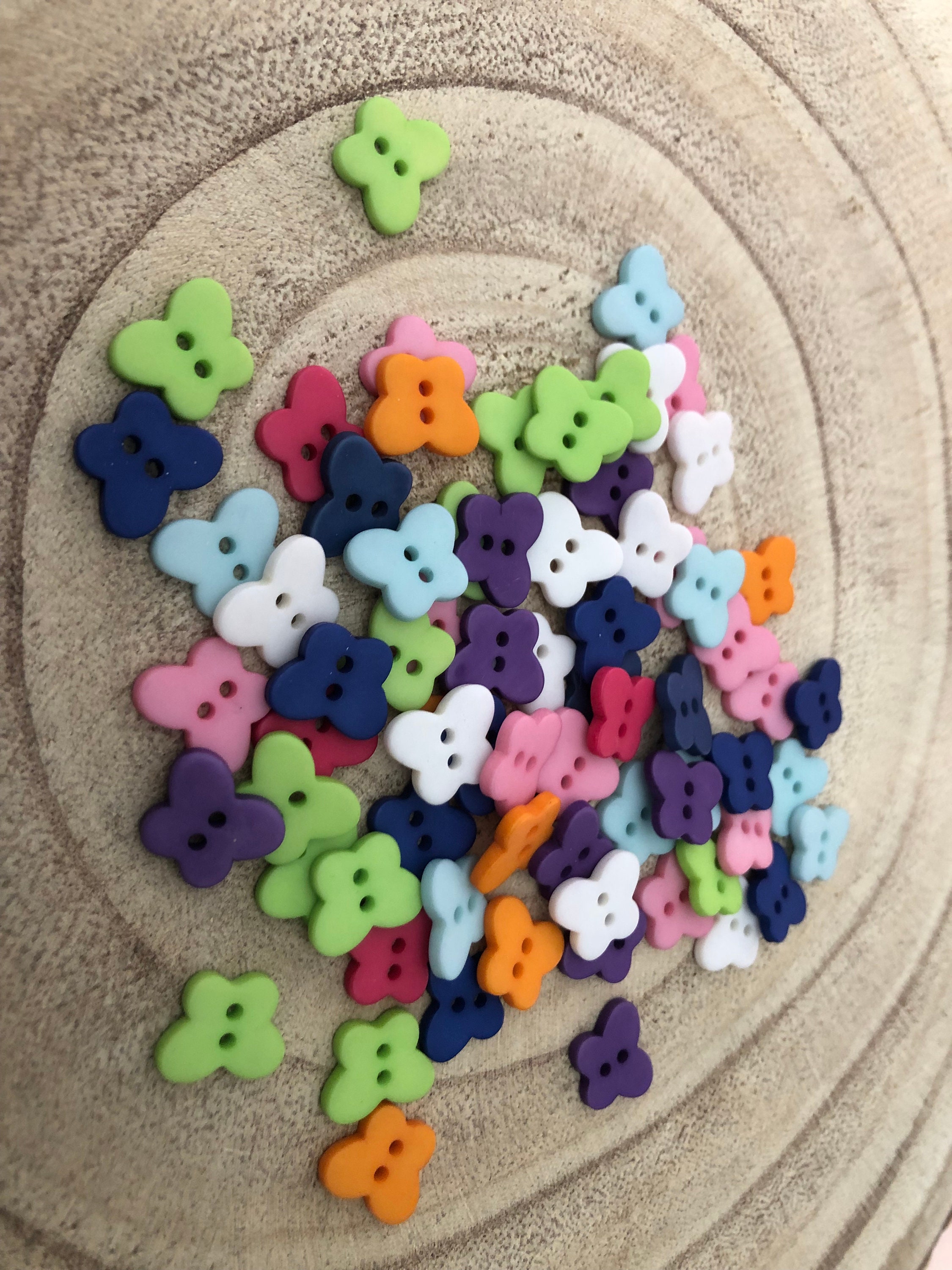 70 Stück Knöpfe Acryl Buttons Button Knopf bunte Farben Schmetterlinge ...