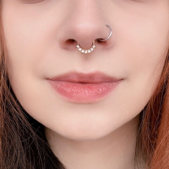 Hinged septum ring store