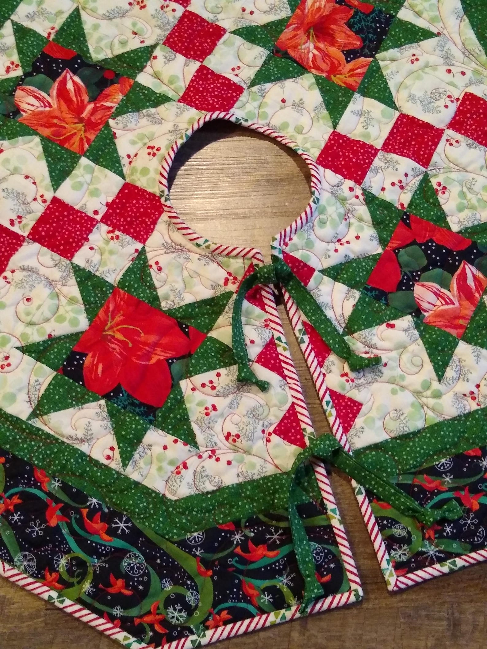 Handmade Quilted Christmas Tree Skirt: Winterly Moda Fabric, 31.5" - Etsy