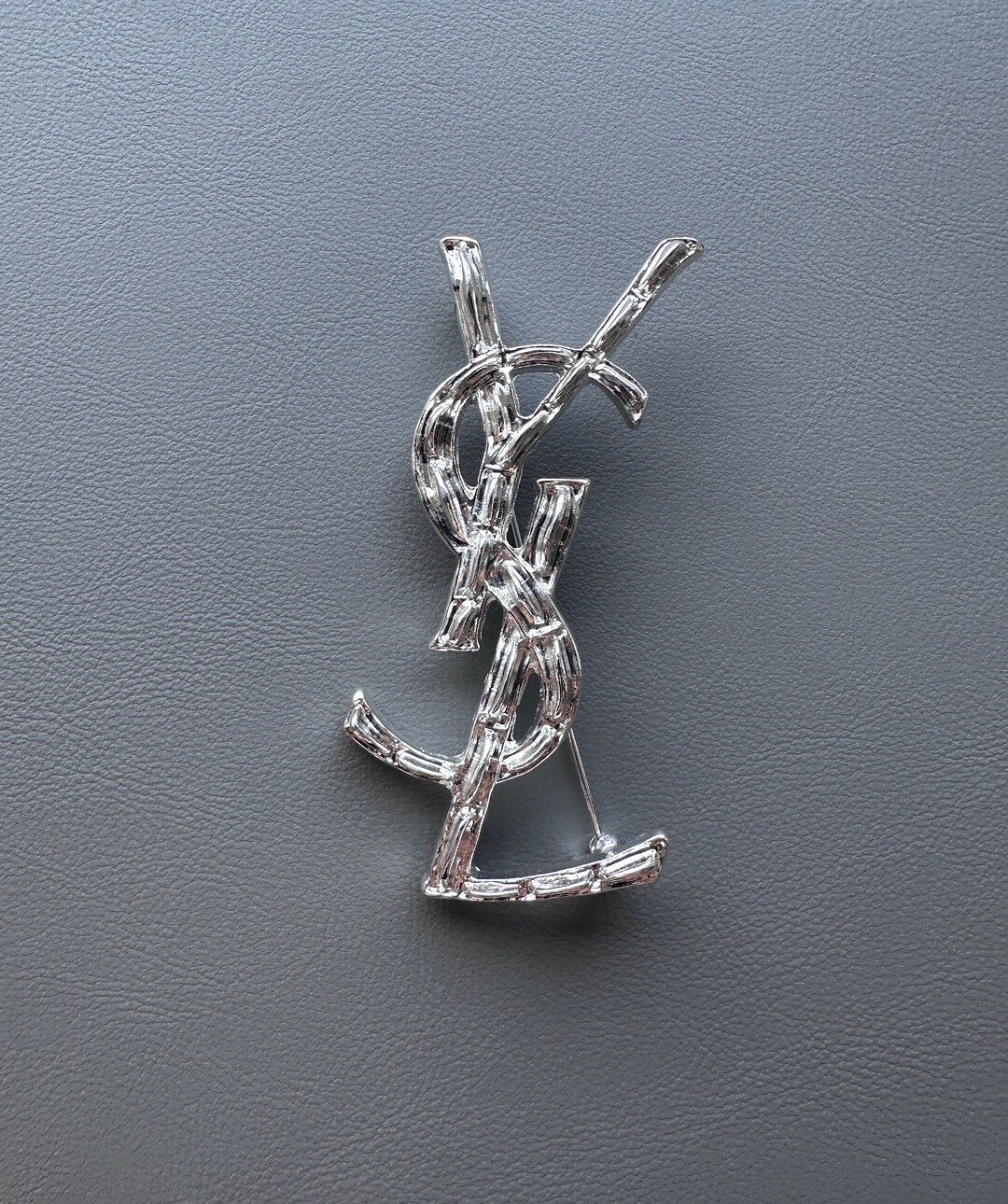 YSL VTG Yves Saint Laurent vintage broche en argent 7 cm logo en acier ...