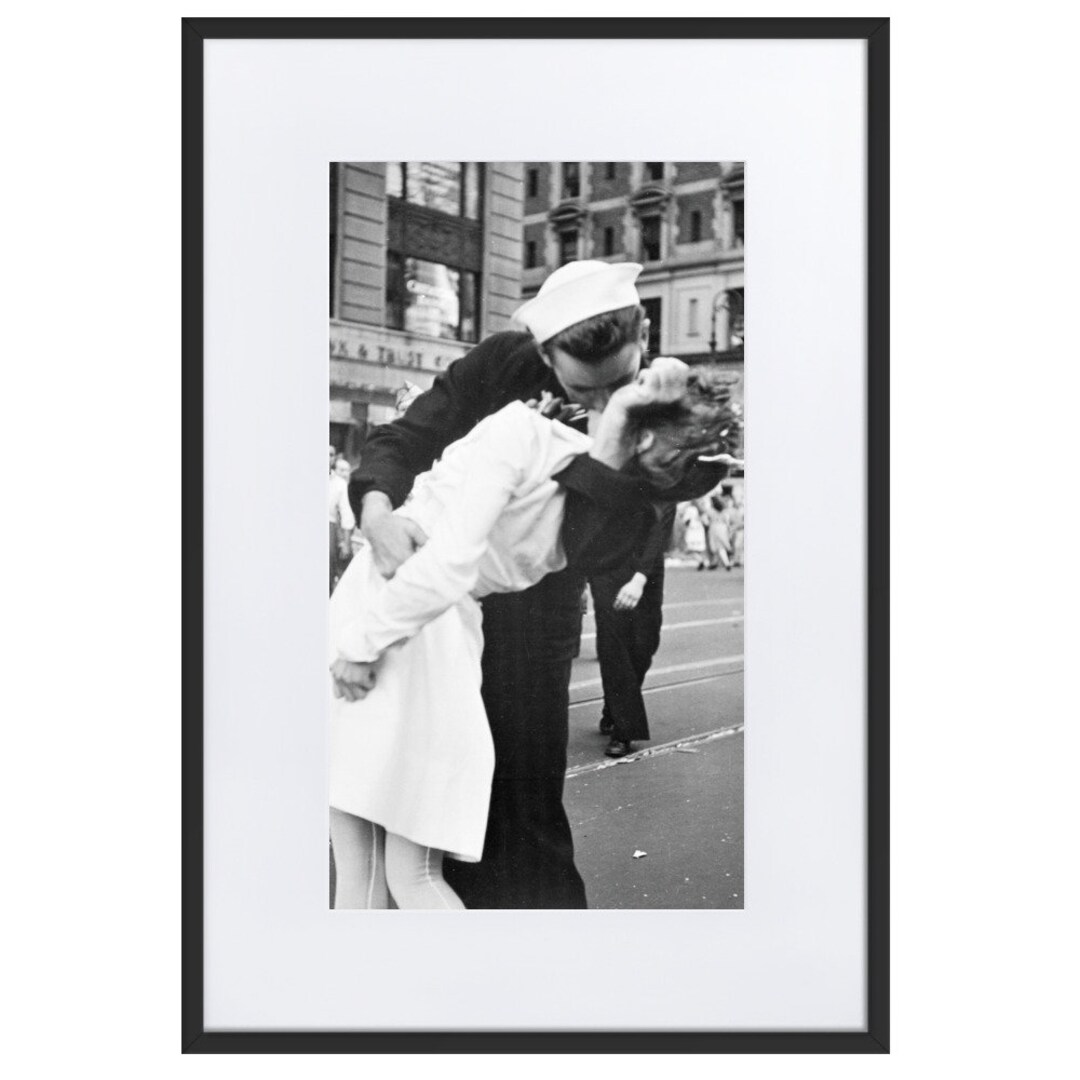 V-J Day in Times Square (kissing the War Goodbye) by Alfred Eisenstaedt ...