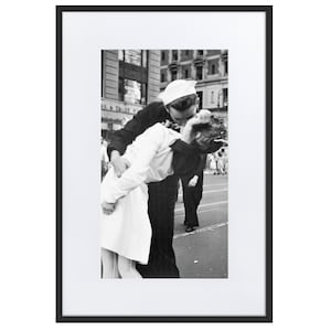 V-J Day in Times Square (kissing the War Goodbye) by Alfred Eisenstaedt ...