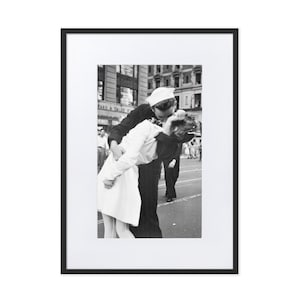 V-J Day in Times Square (kissing the War Goodbye) by Alfred Eisenstaedt ...