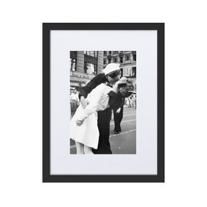 V-J Day in Times Square (kissing the War Goodbye) by Alfred Eisenstaedt ...