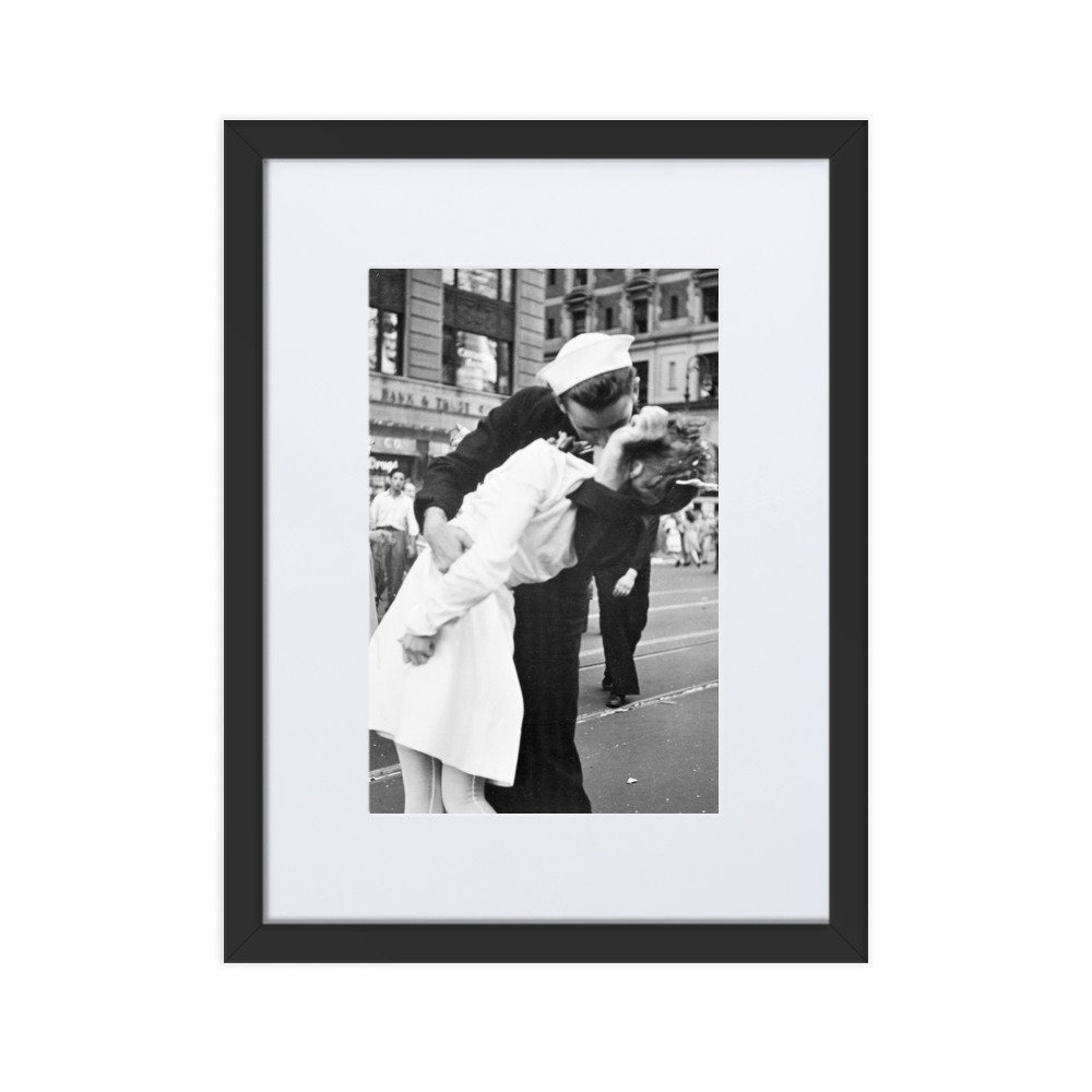 V-J Day in Times Square (kissing the War Goodbye) by Alfred Eisenstaedt ...