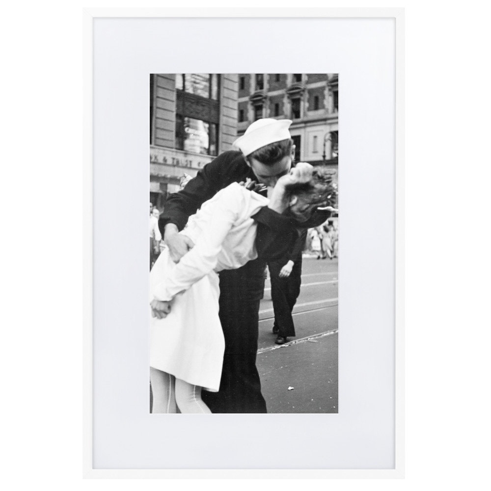 V-J Day in Times Square (kissing the War Goodbye) by Alfred Eisenstaedt ...