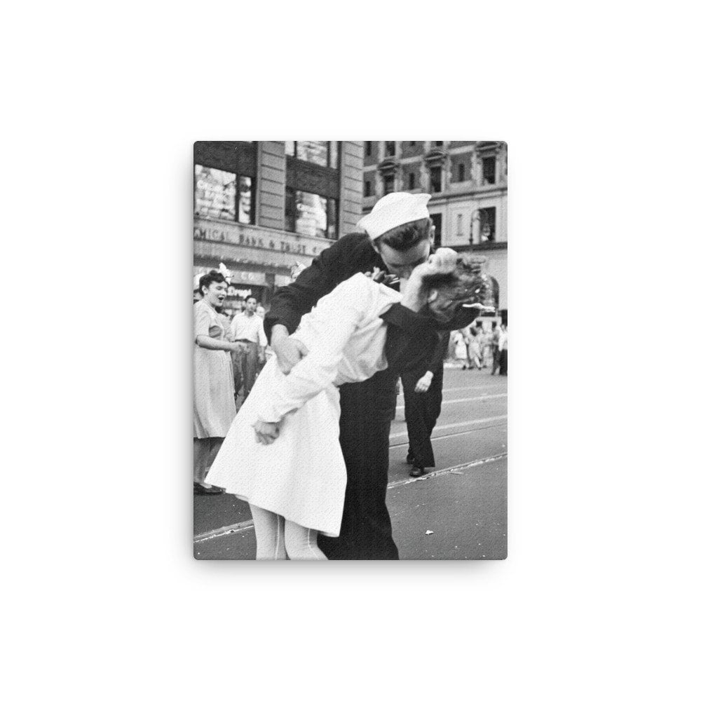 V-J Day in Times Square (kissing the War Goodbye) by Alfred Eisenstaedt ...