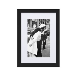 V-J Day in Times Square (kissing the War Goodbye) by Alfred Eisenstaedt ...
