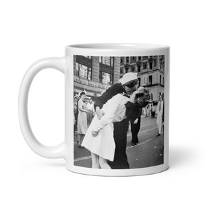 V-J Day in Times Square (kissing the War Goodbye) by Alfred Eisenstaedt ...