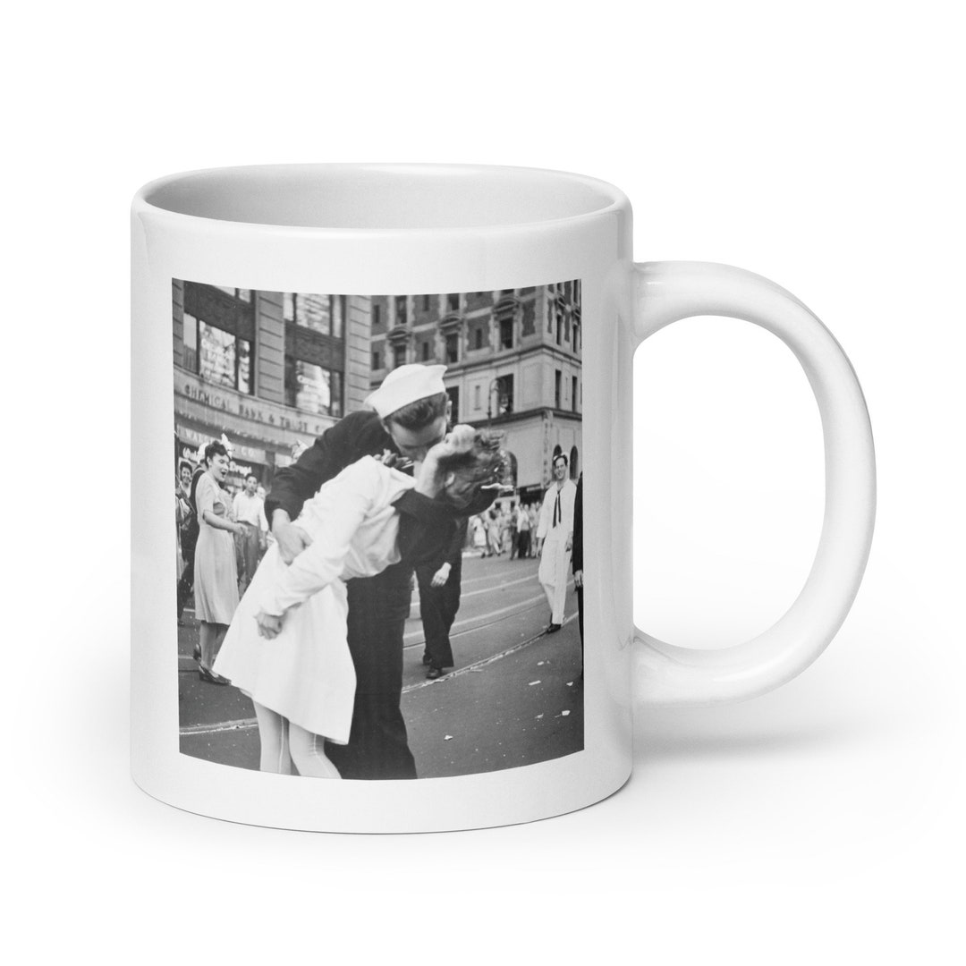 V-J Day in Times Square (kissing the War Goodbye) by Alfred Eisenstaedt ...