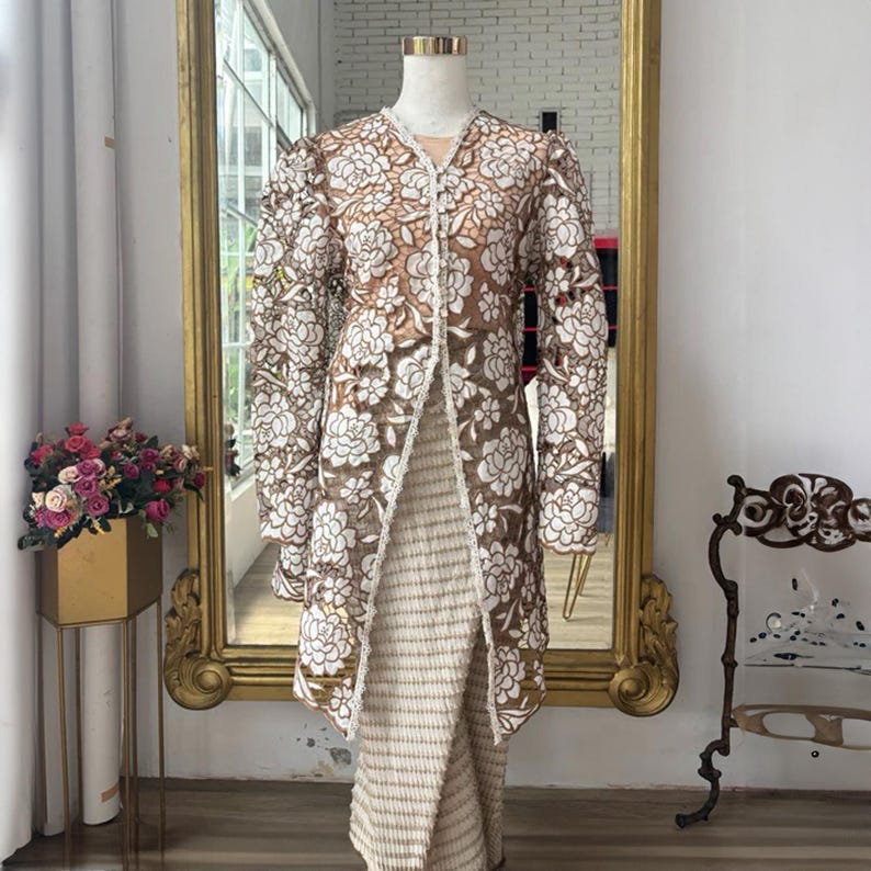 Elegant Long Lace Kebaya Top With Floral Embroidery – Traditional ...